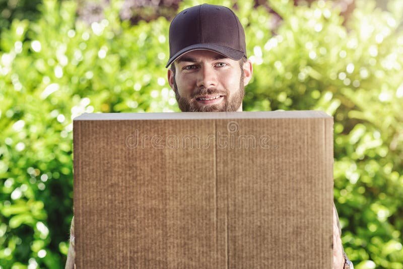 Cartero Que Entrega Una Carta Imagen de archivo - Imagen de hombre ...