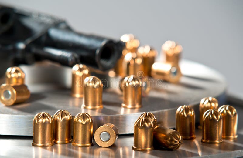 Cartouches Avec Le Pistolet Photo stock - Image du revolver, magnum ...