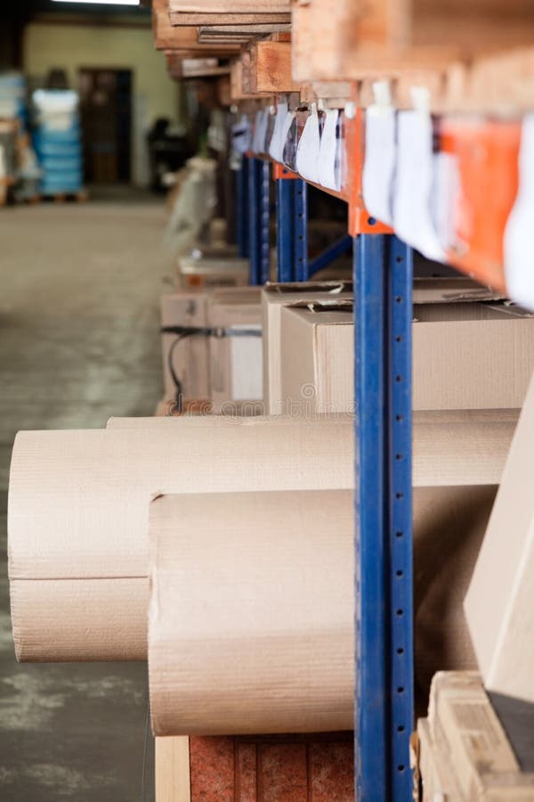Cartulina Rolls Y Cajas Almacenadas En Warehouse Imagen de archivo ...