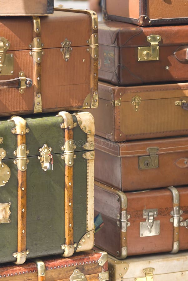 Cas et valise de course photo stock. Image du passeport - 7416178