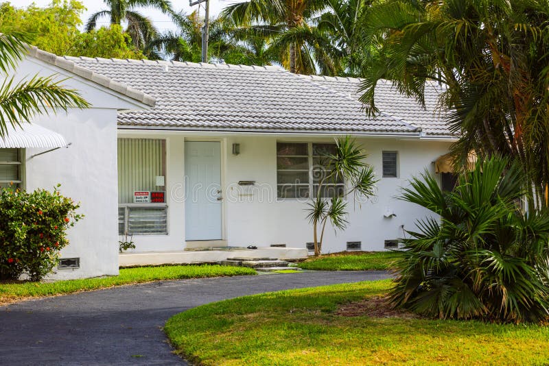 Casa Del Sud Tipica Di Florida Fotografia Stock - Immagine di finestre ...