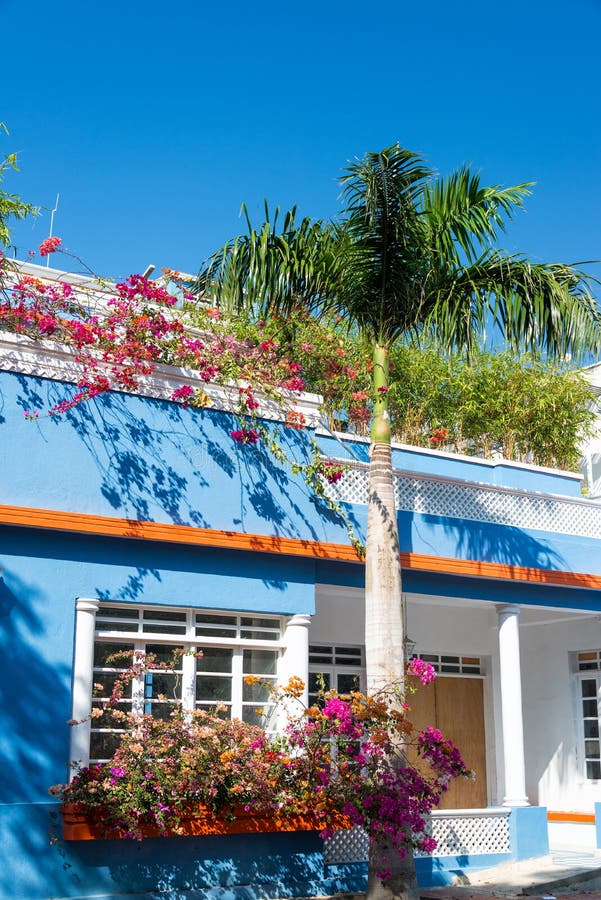 Casa azul colorida foto de archivo. Imagen de brillante - 38963214