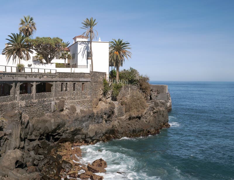 Casa en el promontorio foto de archivo. Imagen de promontorio - 81024274