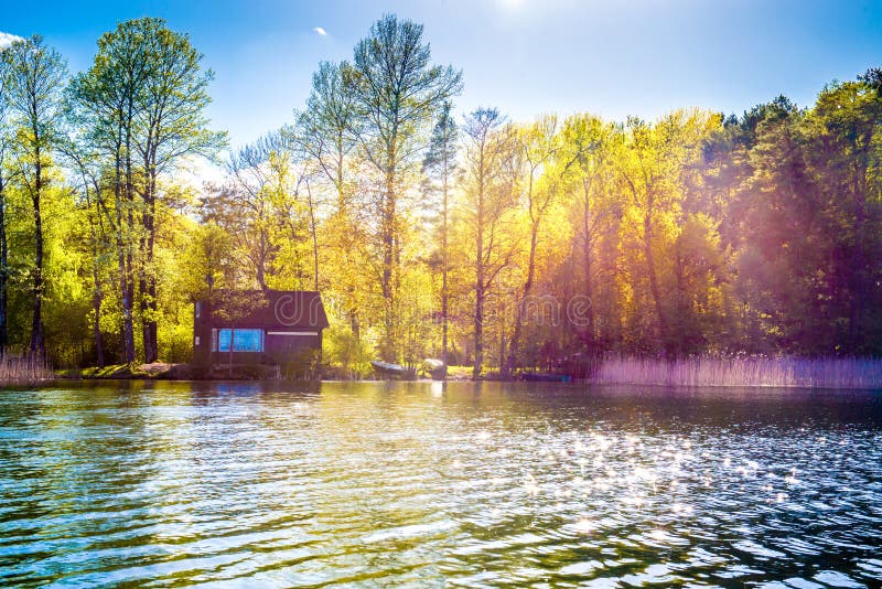 Casa cerca del lago imagen de archivo. Imagen de chalet - 7739731