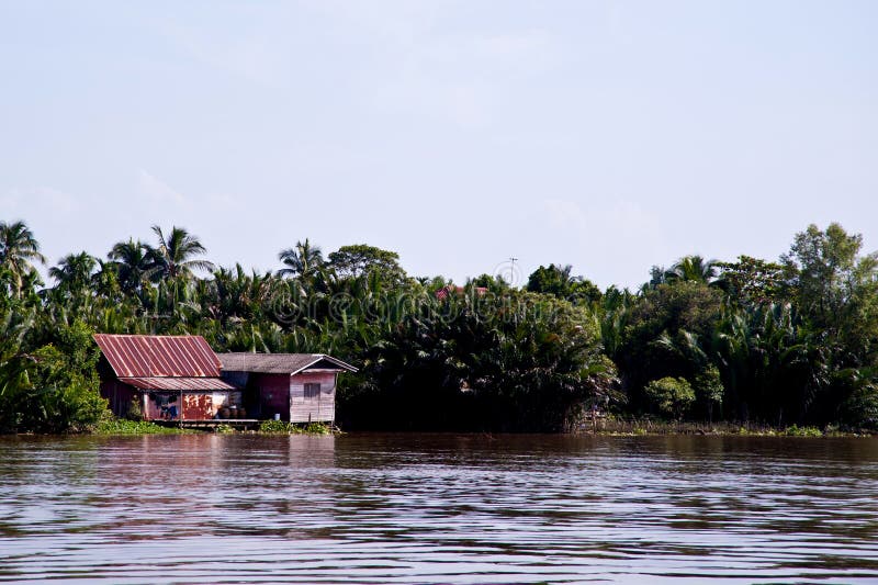 Casa cerca del río foto de archivo. Imagen de rural, hierba - 24146784