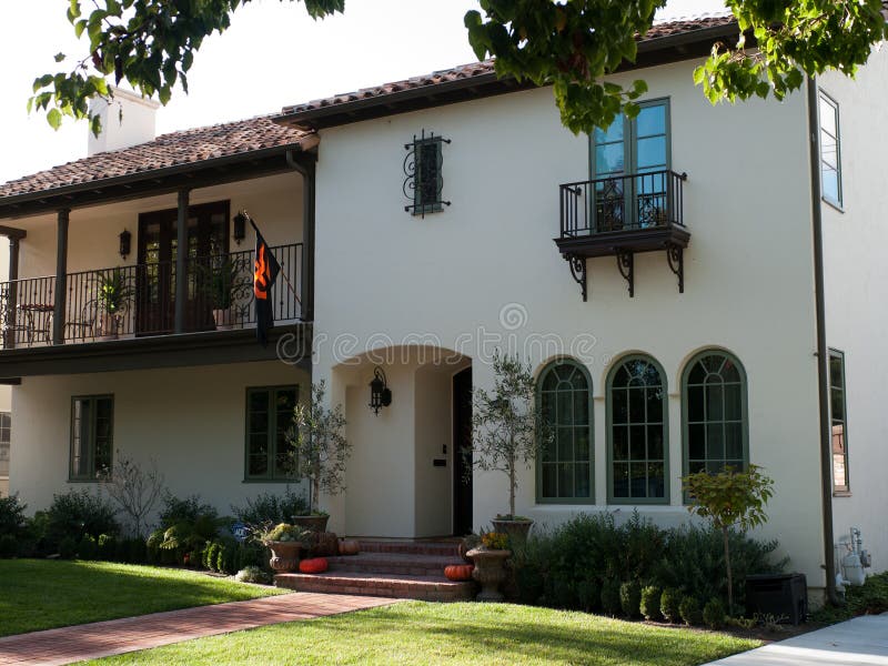 2,159 Casa Colonial Blanca Con Las Ventanas Fotos de stock - Fotos ...