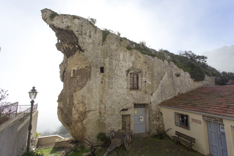 Casa Construida Dentro De Una Roca En Sedini Fotografía editorial ...