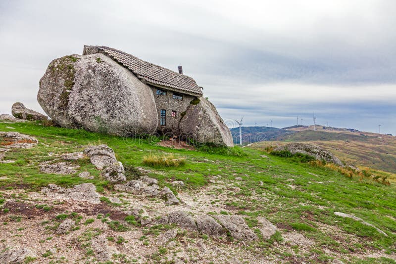 Casa Construida Entre Las Rocas Enormes Foto de archivo - Imagen de ...