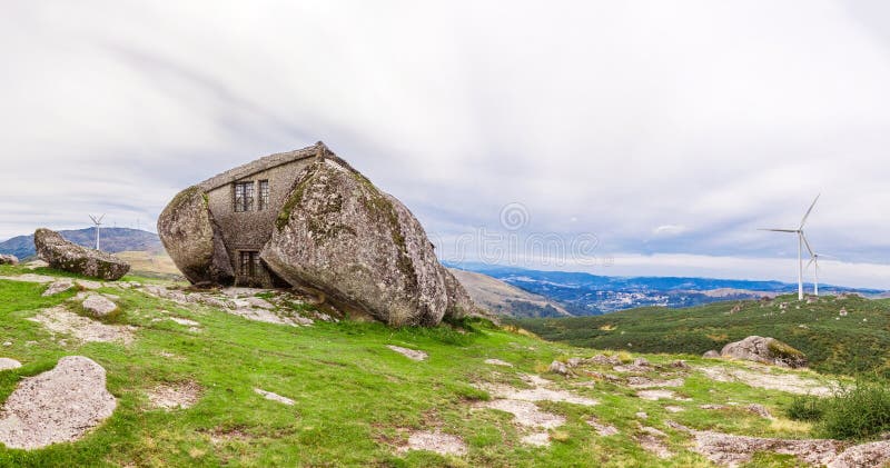 Casa Construida Entre Las Rocas Enormes Foto de archivo - Imagen de ...