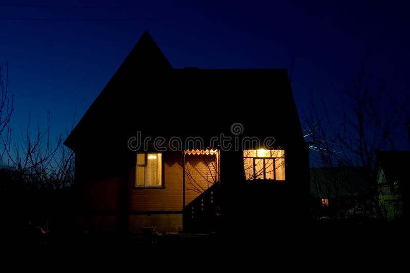 Casa noturna imagem de stock. Imagem de vila, noite, casa - 2384747