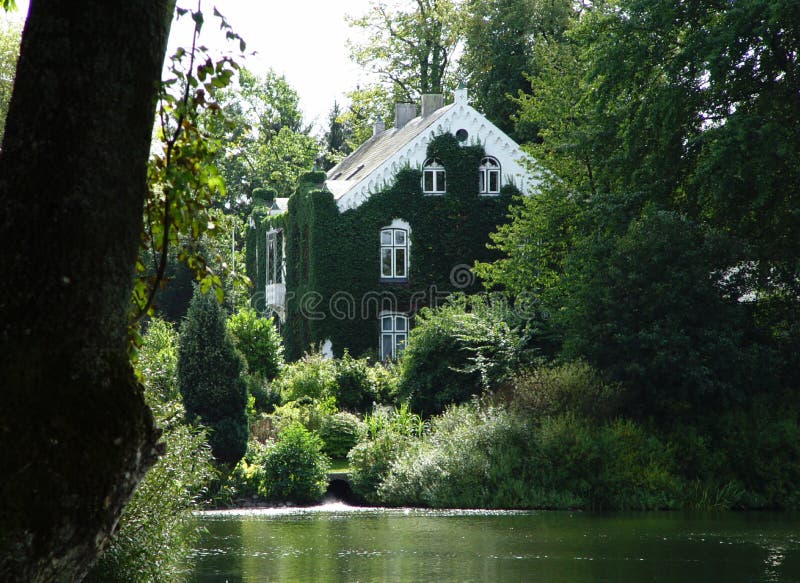 Casa de campo execrated imagem de stock. Imagem de coberto - 24737