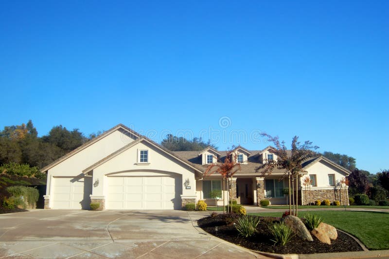 Casa de gama alta foto de stock. Imagem de propriedade - 541544