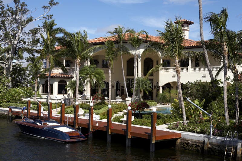 Modernas Mansiones De Lujo En Miami Beach Con Yates Imagen de archivo ...