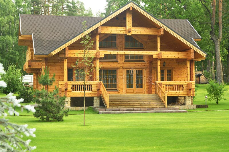 Casa De Madera Hermosa En El Bosque Imagen de archivo - Imagen de ...
