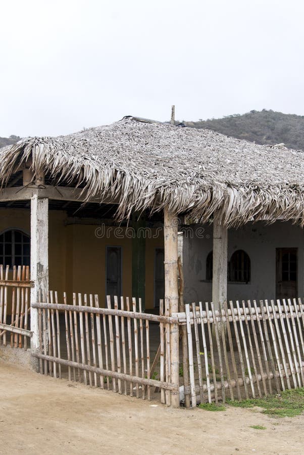 Casa De Madera Tradicional - Ecuador Foto de archivo - Imagen de ...