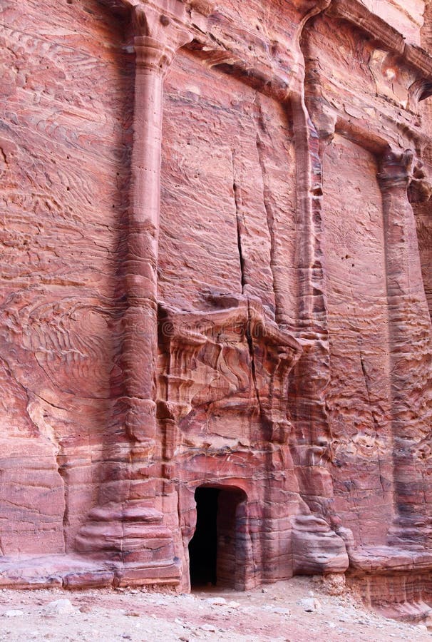 Casa Del Corte De La Roca En El Petra Foto de archivo - Imagen de viejo ...