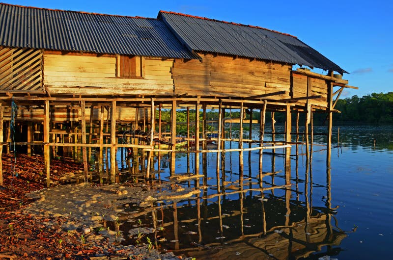 Casa do rio imagem de stock. Imagem de campo, oceano - 26694549