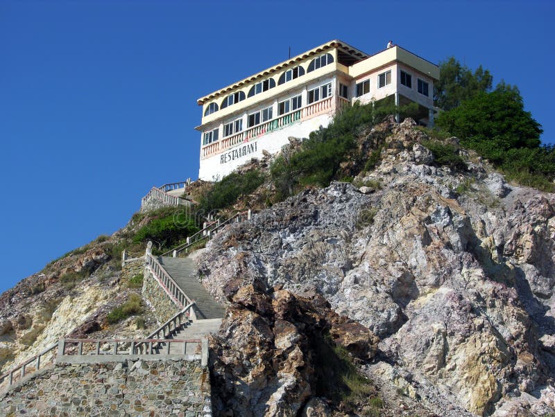 Casa em uma rocha imagem de stock. Imagem de curso, nave - 6524971