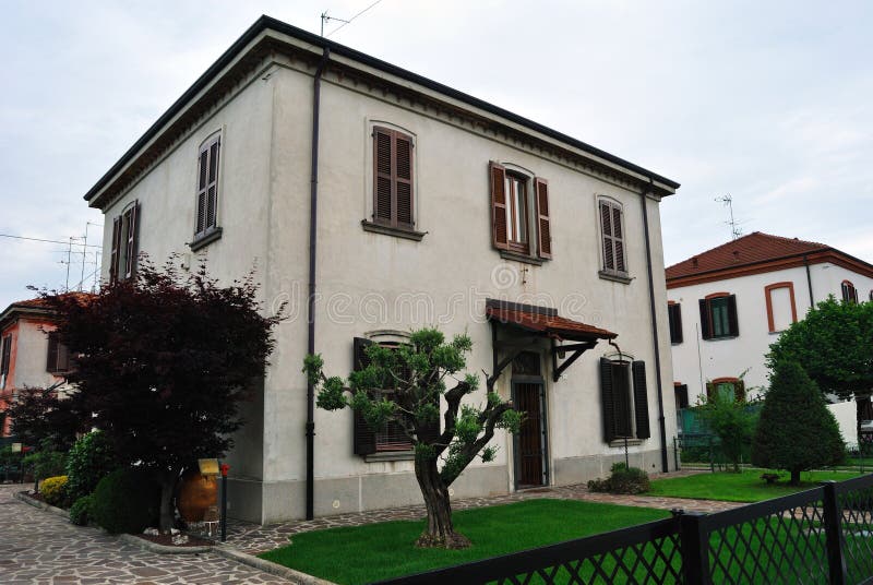 Casa en Italia foto de archivo. Imagen de azotea, ciudad - 45264700