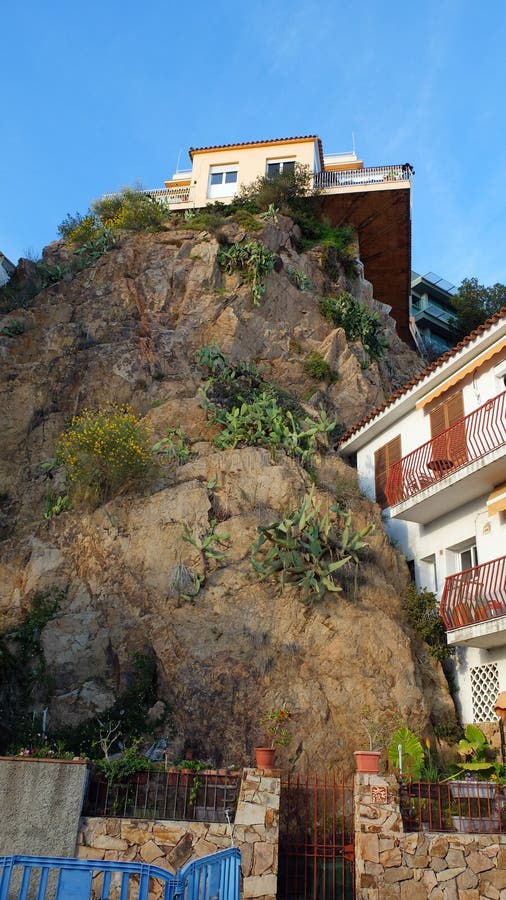 Casa en la roca foto de archivo. Imagen de roca, entrada - 95108584