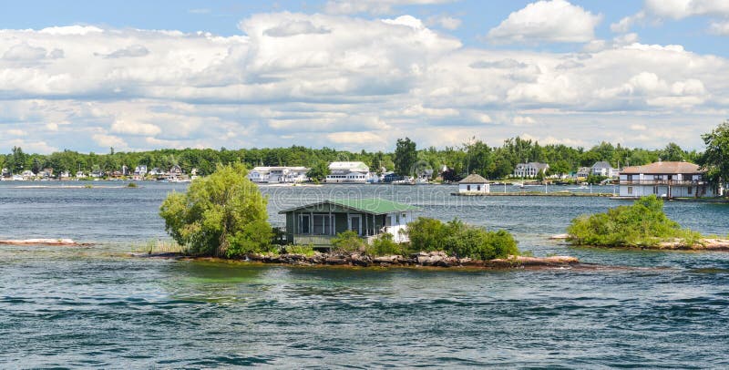 Casa en las mil islas foto de archivo. Imagen de internacional - 43257378