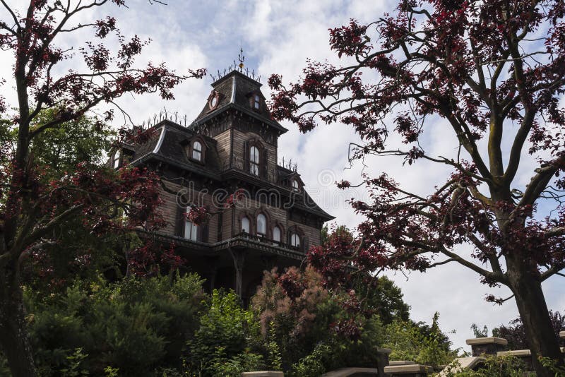 La Casa Encantada En El Parque De Atracciones De Liseberg Con Los ...