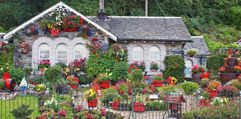 Casa escocesa foto de archivo. Imagen de hierba, césped - 10935112