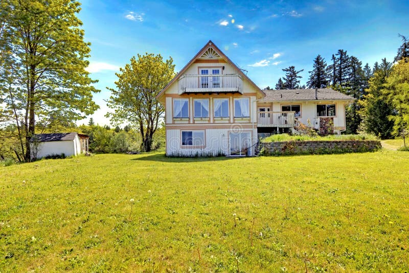 Casa fea vieja imagen de archivo. Imagen de puerta, blanco - 19419865