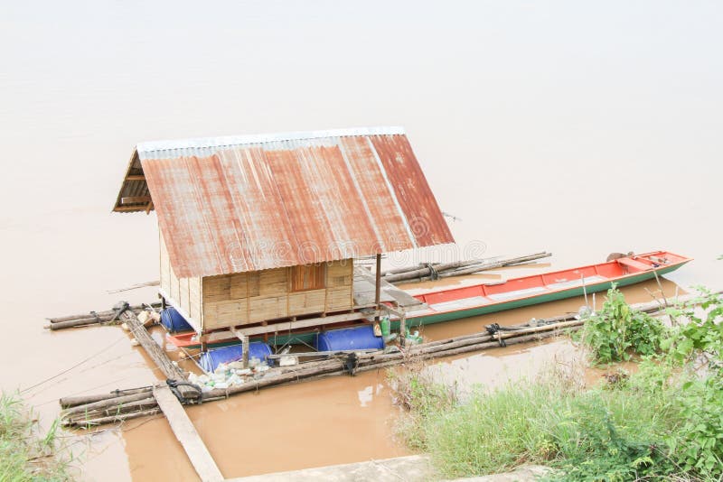Casa flutuante no rio imagem de stock. Imagem de lazer - 33152305