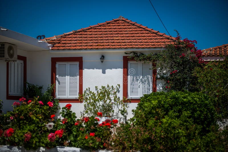 Casa Greca Bianca Con Il Giardino Fotografia Stock - Immagine di ...