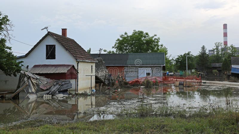 Casa inundada foto de archivo. Imagen de travieso, edificio - 118487502