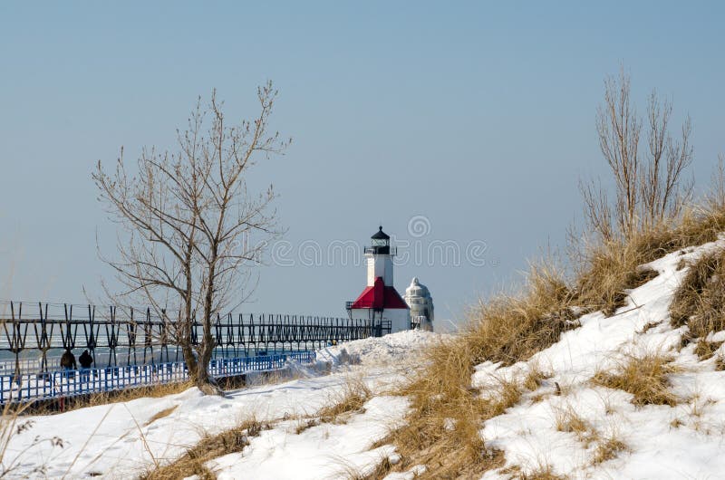 El Hielo Cubrió El Faro Michigan Los E.E.U.U. De San José Imagen de ...