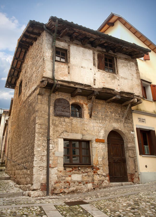 Casa Medieval En Cividale Del Friuli Foto de archivo - Imagen de ...