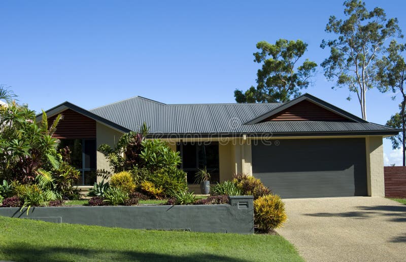 Casa moderna imagen de archivo. Imagen de yarda, azulejo - 12452859