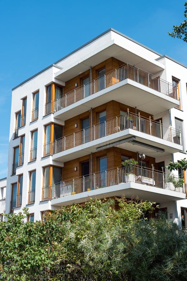 Balcones Modernos De Una Casa Multifamiliar Imagen de archivo - Imagen ...