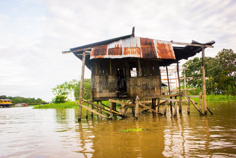 Casa no Rio Amazonas imagem de stock. Imagem de horizonte - 46260269