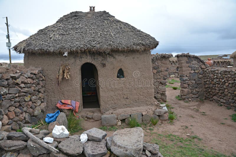 Casa Peruana Tradicional En El Valle Sagrado, Perú Foto de archivo ...