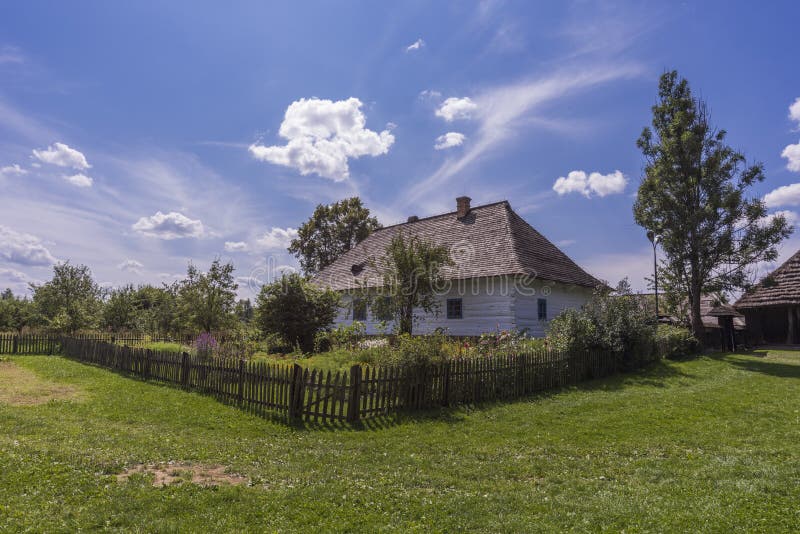 Casa polaca vieja imagen de archivo. Imagen de cerca, flor - 5113253