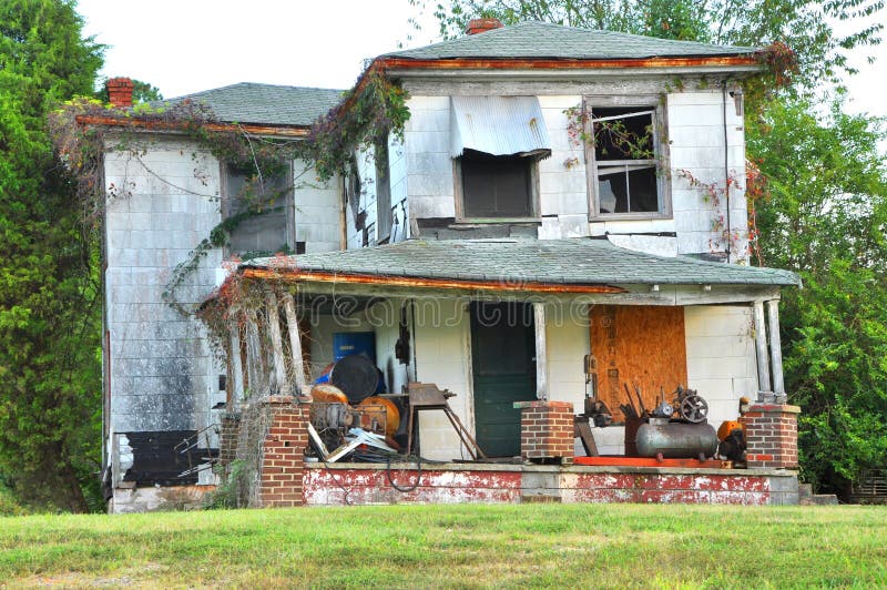 Casa quebrada foto de archivo. Imagen de dilapidado, dinero - 11013004