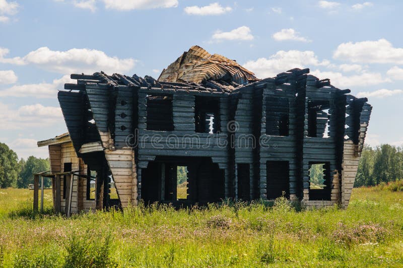 Casa quemada en campo foto de archivo. Imagen de wooden - 21750714