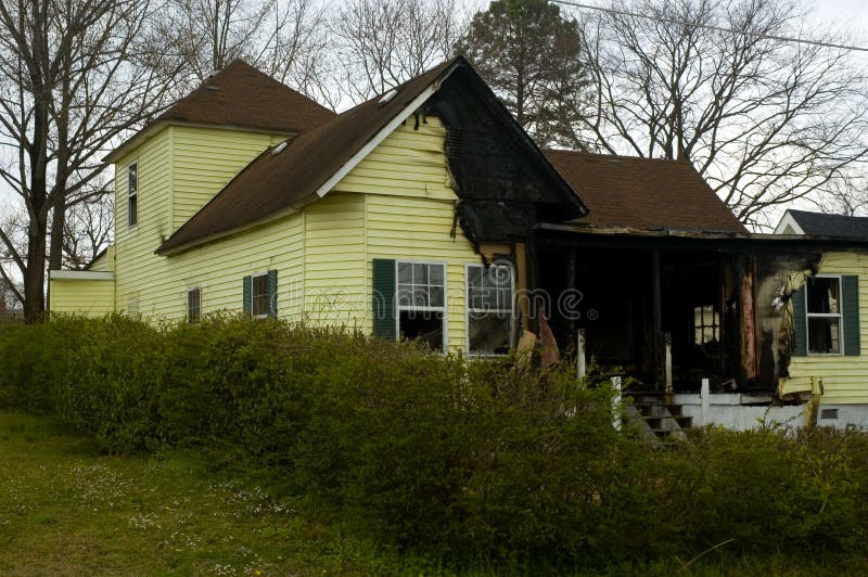 Casa quemada imagen de archivo. Imagen de quemadura, llama - 580461
