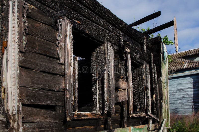 Casa quemada imagen de archivo. Imagen de extinga, destrucción - 76812037