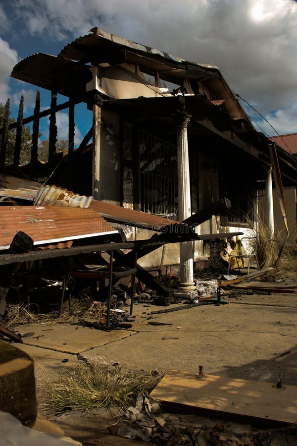 Casa quemada imagen de archivo. Imagen de caliente, gente - 9166311