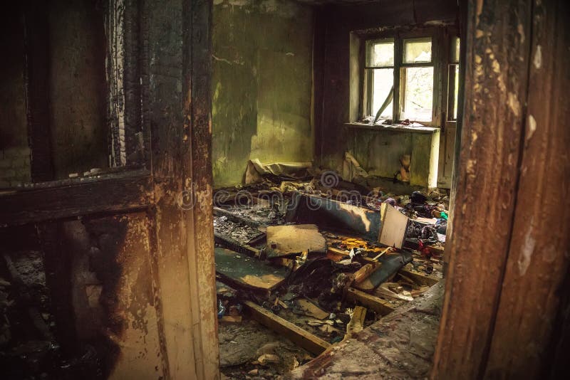 Casa Quemada Abandonada Dentro Imagen de archivo - Imagen de puerta ...
