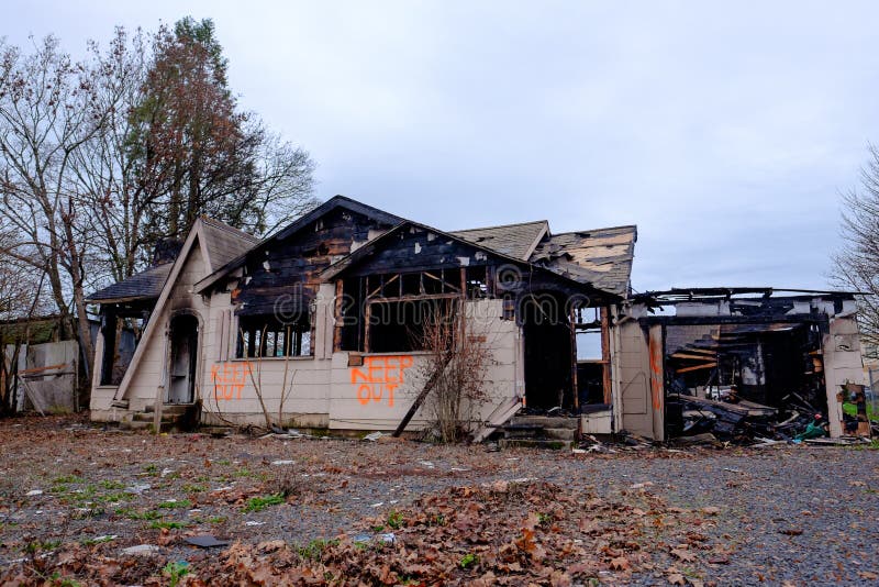 Casa quemada en Major Fire imagen de archivo. Imagen de viejo - 63959389