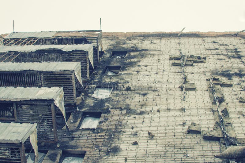 Casa quemada vieja foto de archivo. Imagen de residencial - 113236900