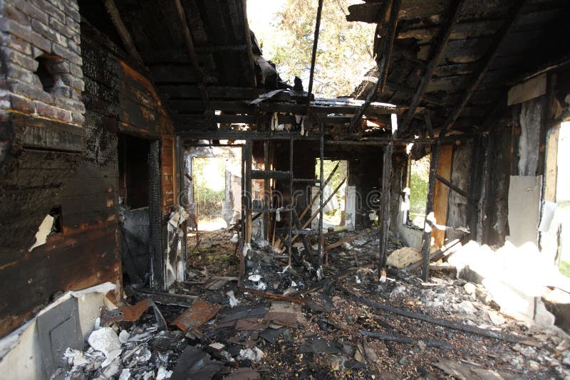 Casa quemada y abandonada imagen de archivo. Imagen de sitio - 16553427