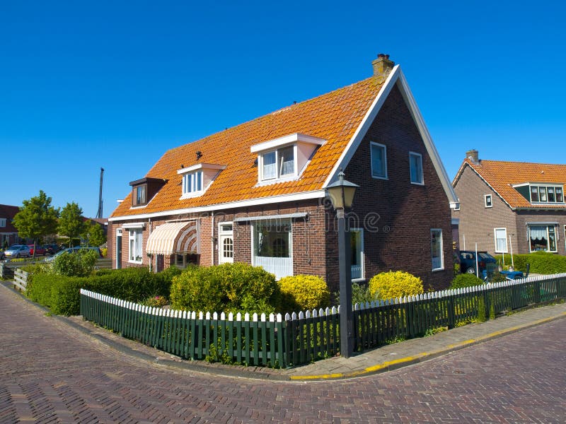 Casa rural foto de archivo. Imagen de tradicional, coches - 14638356