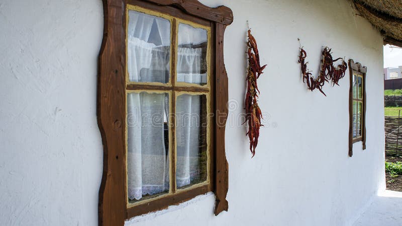 Casa Rural Com Janela De Madeira E Pimentos Imagem de Stock - Imagem de ...