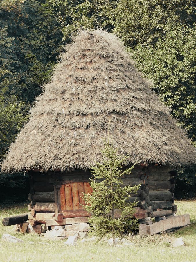 Casa Tradicional De Madera Y Paisaje Natural Imagen de archivo - Imagen ...